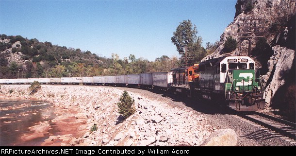 BNSF 2984 leading piggyback train along Washita River